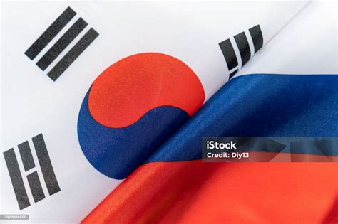 한국과 러시아에 깃발을 꽂는다 국가 간 국제 관계의 개념 러시아에 대한 제재 정부의 상태 민족들의 우정 0명에 대한 스톡 사진