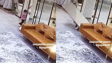 奪命影片！3歲女服飾店玩耍 下秒遭「巨大玻璃鏡慘砸」重壓身亡 Enews新聞網