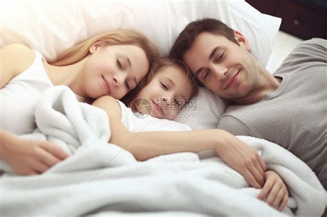 一家人在房间休息高清图片下载 正版图片600379691 摄图网