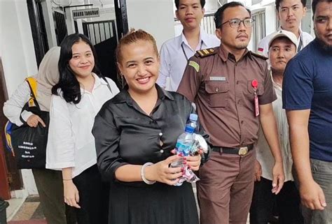Akui Bersalah Lina Mukherjee Tersangka Makan Babi Kriuk Demi Konten