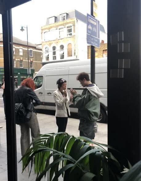 窦靖童伦敦街头与男友人抽烟吞云吐雾姿势帅气 360娱乐你开心就好