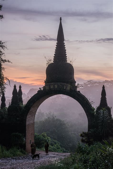วัดเขานาในหลวง อุทยานธรรมกลางสายหมอก Friday Vacation