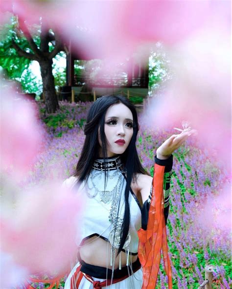 Genderbend Cosplay Of Dancer Xie Lian From Heaven Officials Blessing