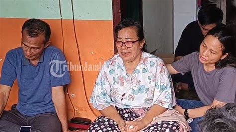 Kondisi Psikis Kembali Tergucang Rosti Simanjuntak Ibu Brigadir Yosua Dibawa Ke Rumah Sakit