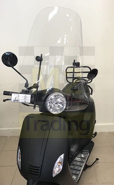 Een Windscherm Voor Je Scooter Om De Winter Door Te Komen Rijden In