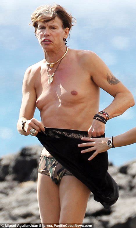 Προσοχή Ο Steven Tyler με μαγιό neolaia gr