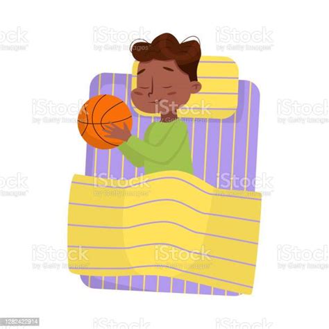 귀여운 아프리카 계 미국인 어린 소년 농구 공 취침 사랑스러운 아이 개념 만화 스타일 벡터 일러스트의 달콤한 꿈과 함께 침대에서 달콤한 자고 귀여운에 대한 스톡 벡터 아트
