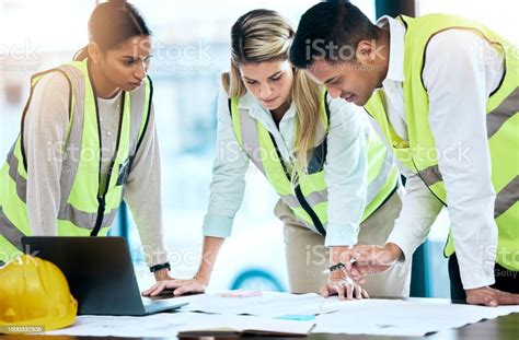 건축가 팀 및 회의는 건설 건축 또는 프로젝트 협업을 위한 청사진 계획입니다 산업 건축을 위한 평면도 또는 팀워크 전략을 논의하는 계약자 그룹 계획에 대한 스톡 사진 및