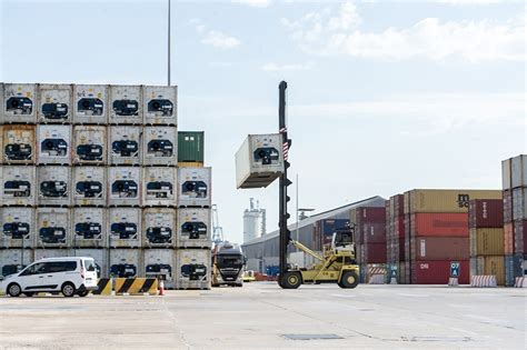 Los Contenedores Del Puerto De Valencia Bajan El 87 Hasta Mayo Por La