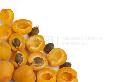 背景高清图片杏子和切好的杏子放在空白的白色背景上，排列在左下角，有复印空间。俯视图。杏子和切好的杏子放在空白的白色背景上，排列在左下角，有