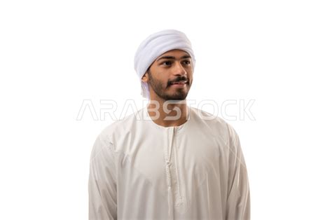 بورتريه لشاب عربي خليجي اماراتي بالزي الاماراتي التقليدي ينظر الى شيء