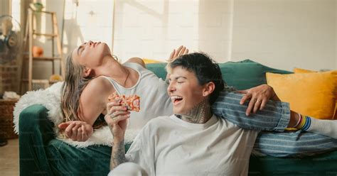 ソファに座っている男女の写真 屋内で Unsplashの写真