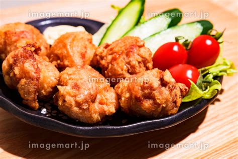 鶏 の からあげ は ジューシー で カリッ とした 食感 で 人気 【 揚げ物 の イメージ 】の写真素材 223712702