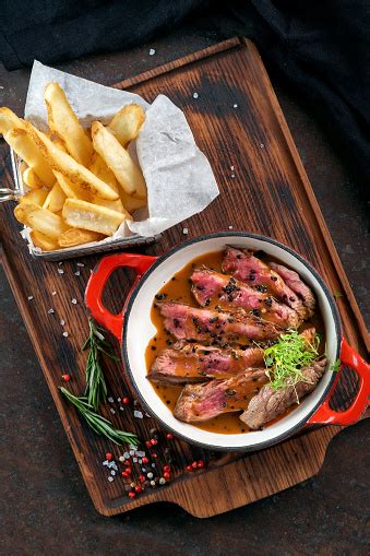 슬라이스 부드러운 스테이크 중간 희귀 접시에 소스와 나무 배경에 감자 튀김 갈색에 대한 스톡 사진 및 기타 이미지 갈색 고기 구이 Istock