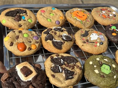 ไอเดียทำคุ๊กกี้ฮาโลวีนเป็นของขวัญง่ายๆ🍪👻 แกลเลอรีที่โพสต์โดย