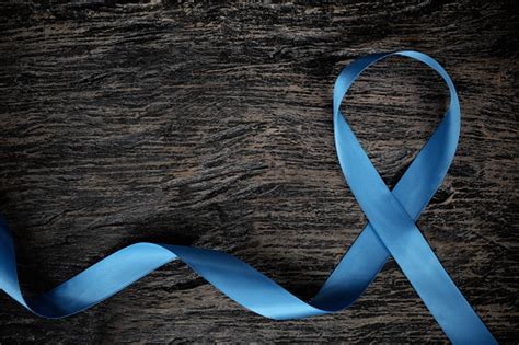 복사 공간이있는 나무 배경에 밝은 파란색 리본의 상단 보기 남성의 건강과 전립선암 의식과 개념 0명에 대한 스톡 사진 및 기타 이미지 Istock