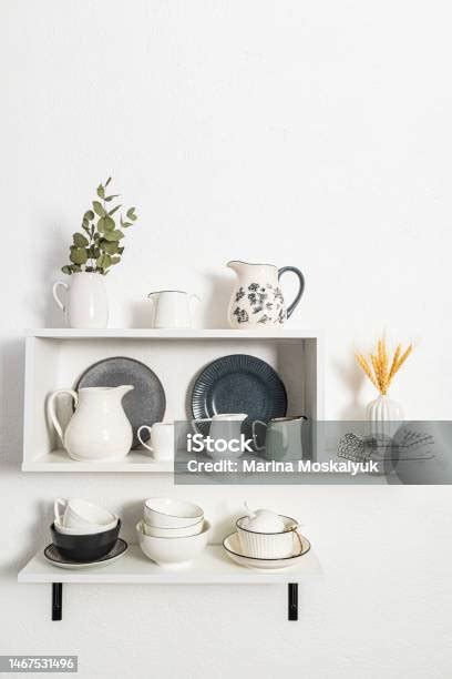 다양한 종류의 주전자 그릇 접시가 있는 흰색 열린 주방 벽 선반의 수직 보기 주방의 세련된 인테리어 0명에 대한 스톡 사진 및 기타 이미지 Istock