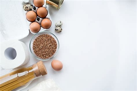 식료품 재고는 제재 기간 동안 식품 주식을 위기 통조림 식품 메밀 파스타 계란 후추 사과 토마토 해바라기 기름 설탕 흰색 배경에 화장지 0명에 대한 스톡 사진 및 기타