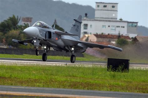 VÍDEO Novos caças Gripen sobem aos ceús no Brasil Poder Aéreo Aviação Forças Aéreas