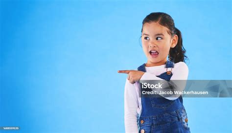 포인팅 파란색 배경 판매 광고 및 판촉을 위한 모형 공간이 있는 소녀 이모티콘 스튜디오에서 할인 정보 공지 및 뉴스를 위한 손