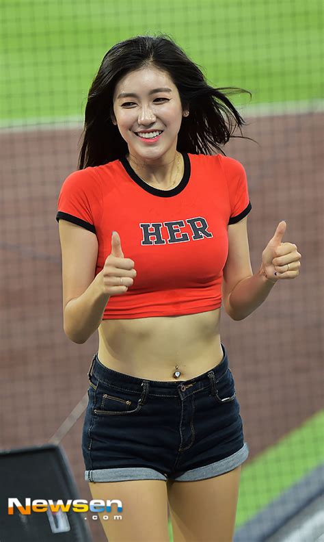포토엔 치어리더 김연정 엄지척 미모