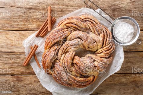 Kringle 맛있는 에스토니아 체코 및 스칸디나비아 디저트와 계피 근접 촬영 수평 평면도 계피 롤빵에 대한 스톡 사진 및 기타 이미지 Istock