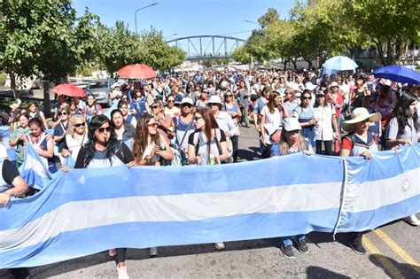 Nueva Marcha De Los Docentes Y Aplauso De Los Empleados Del Centro