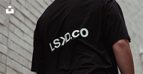 흰 벽 근처에 서 있는 검은 티셔츠를 입은 남자 사진 Unsplash의 무료 로스앤젤레스 이미지