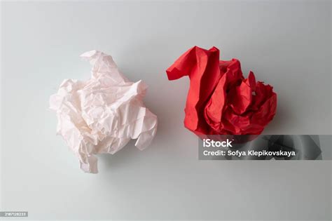 분홍색과 빨간색의 구겨진 종이 덩어리가 하얀 표면 위에 놓여 있습니다 0명에 대한 스톡 사진 및 기타 이미지 0명 개념 거친 Istock