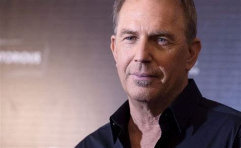 Actor Kevin Costner dice con quién le fue infiel su exesposa