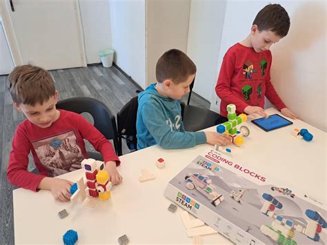 세르비아 친구들과 교육중인 큐브로이드 글로벌 교육 현장