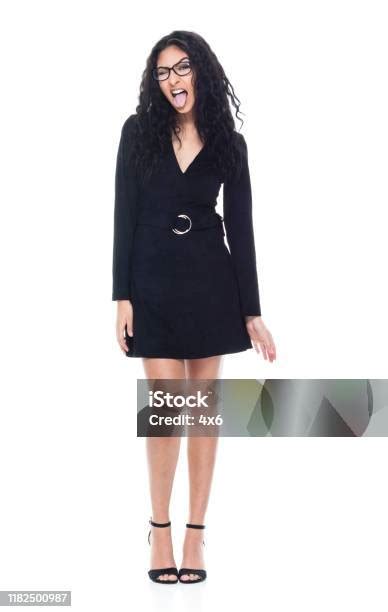 얼굴 유머 기괴한 얼굴을 만드는 흰색 배경 의상 앞에서 1인용 1819세의 아름다운 흑발 곱슬머리 라틴 아메리카 히스패닉 민족 젊은 여성 여성 사업가 사업가 18 19세에