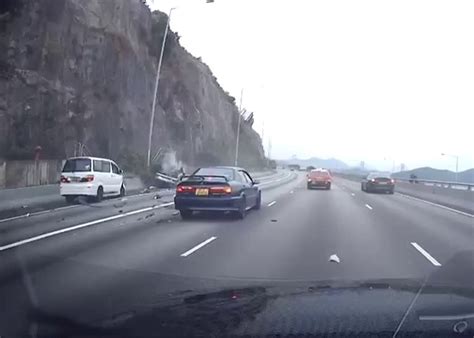 車cam直擊：屯門公路七人車狂飆亂切線 私家車遭撞飛打觔斗