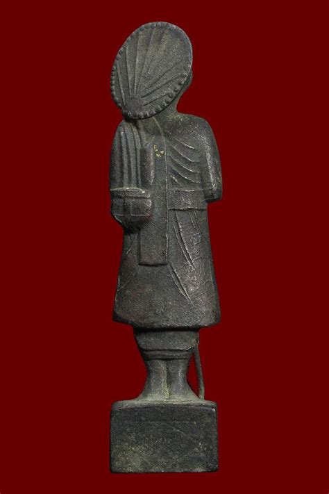 พระสิวลีมหาลาภ” หลวงพ่อแฉ่ง สีลปัญโญ วัดบางพัง จ นนทบุรี เนื้อโลหะผสม ฐานสี่เหลี่ยมมียันต์ ใต้