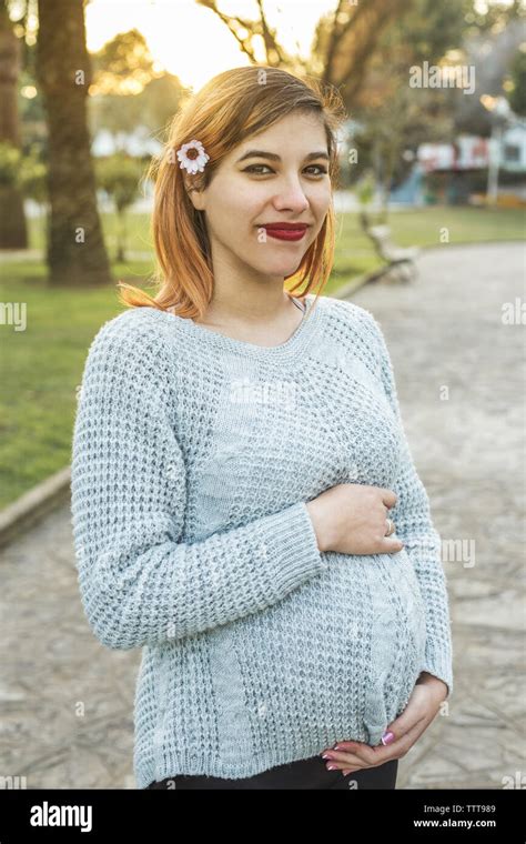 Junge Frau Schwanger Stockfotos Und Bilder Kaufen Alamy