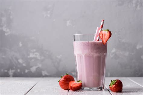 흰색 나무 배경에 딸기 단백질 쉐이크 가벼운 테이블에 딸기와 신선한 밀크 쉐이크 딸기 스무디 한 잔 가득 찬에 대한 스톡 사진 및 기타 이미지 Istock