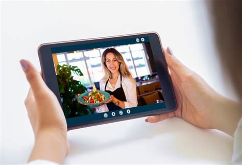 모바일 화면에서 어린 소녀 친구와 통신 하는 스마트폰을 들고 휴대 전화 모바일 소셜 미디어 데이트 응용 프로그램을 사용 하 여 화상 통화를 만들기 화상 통화 개념 어깨