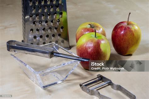 애플 주방 강판에 강판 부엌 싱크대 그리고 샐러드의 준비입니다 어두운 배경입니다 강판에 대한 스톡 사진 및 기타 이미지 강판