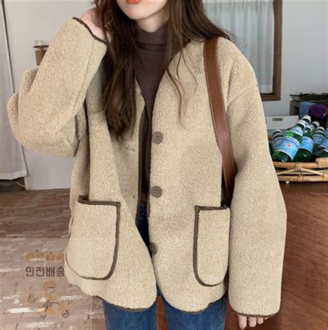 유니커넥트 여성 양털 뽀글이 배색 점퍼 자켓 후리스 플리스 가디건 포켓 겨울 방한 사무실 데일리룩