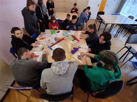 Wolontariusze ZSP na Warsztatach Terapii Zajęciowej Zespół Szkół Plastycznych im Józefa