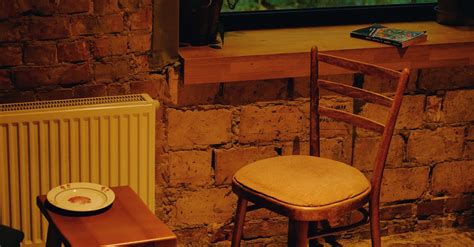 가구 거실 경치 좋은 전망 노출 된 벽돌 도시 디자인 도시 로프트 따뜻한 조명 러스틱 매력적인 코너 목조 테이블 미니멀리스트 방 벽돌 벽 붉은 벽돌