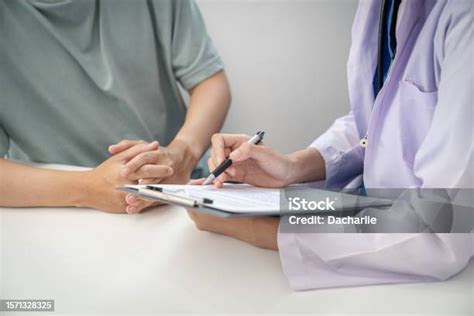 의사 건강 관리 흰색 유니폼 가운 코트 인터뷰 상담 환자를 상담하는 전문 의사는 남성 환자를 돕는 손을 안심시 2명에 대한 스톡