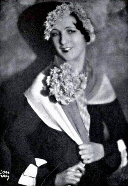 Elegant French Model And Actress Lucette Desmoulins