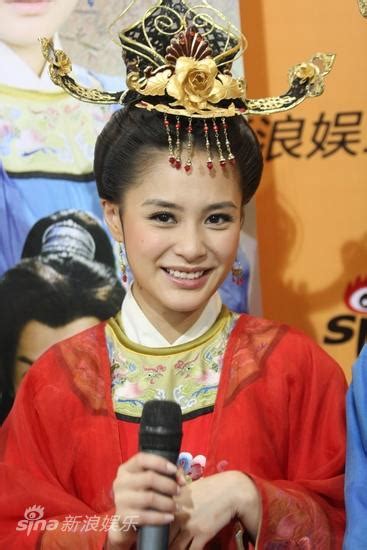 图文：《大唐女巡按》剧组做客 接受采访影音娱乐新浪网