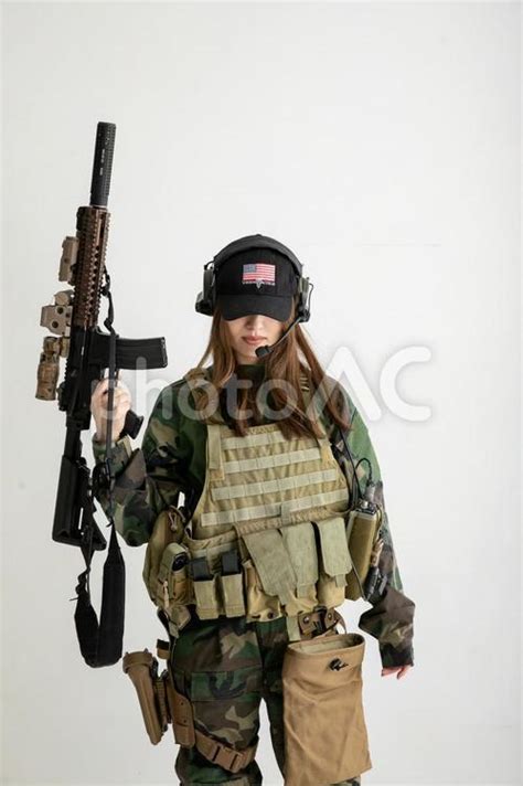 銃を持つ女性兵士 Female Soldier No 23751578｜写真素材なら「写真ac」無料（フリー）ダウンロードok