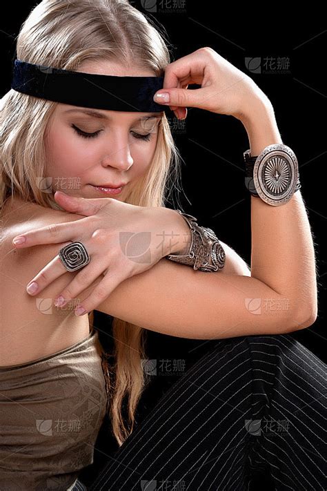 年轻的金发女郎，闭着眼睛