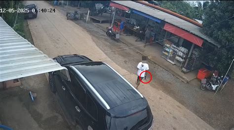 อดีตนักการเมืองดังปี่ตบหน้าผู้ใหญ่บ้าน ใช้ปืนข่มขู่บังคับให้ก้มลงกราบเท้า