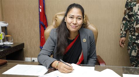 विद्यार्थीको हात हातमा पुस्तक पुर्‍याउन शिक्षामन्त्री श्रेष्ठको