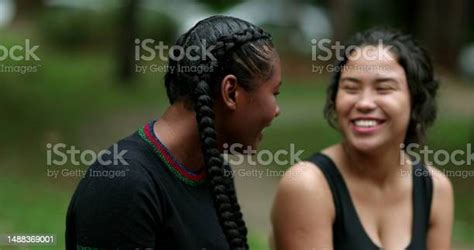 두 명의 다양한 친구가 함께 웃고 웃고 있습니다 혼합 인종 여자 친구는 외부에서 대화에서 이야기 본격적인 실제 웃음과 미소 2