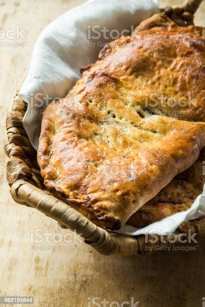 달콤한 애플 파이 Calzone 흰색 리넨 냅킨 나무 테이블에 고리 버들 세공 바구니에 계 피와 함께 작성 0명에 대한 스톡